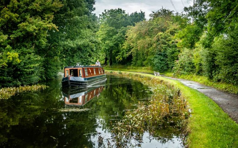 Leeds & Liverpool Canal Walk - Out To Bingley From Leeds | BaldHiker